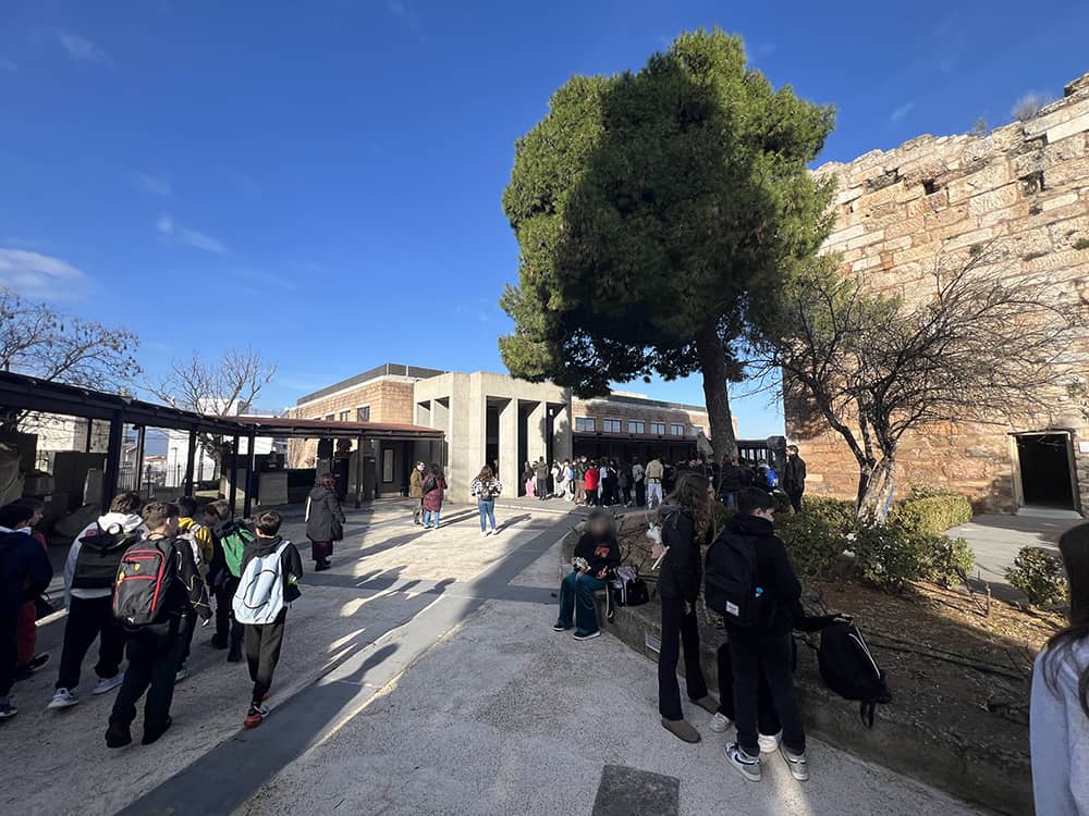 Εκπαιδευτική Επίσκεψη της α΄ γυμνασίου στο Αρχαιολογικό Μουσείο Θήβας ...