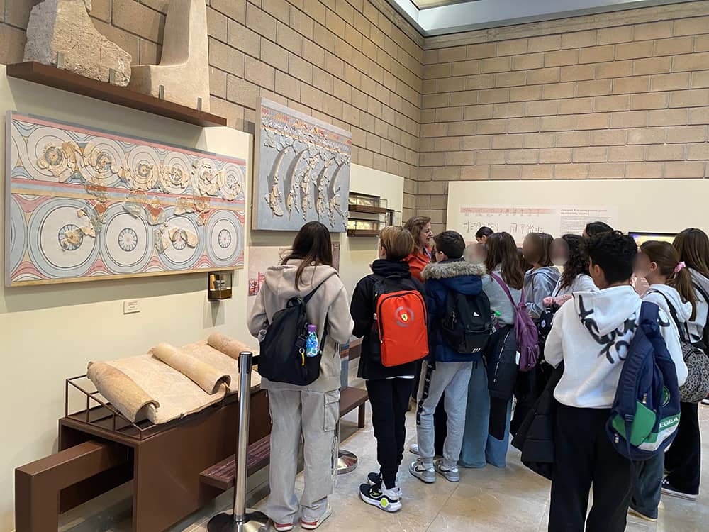 Εκπαιδευτική Επίσκεψη της α΄ γυμνασίου στο Αρχαιολογικό Μουσείο Θήβας ...